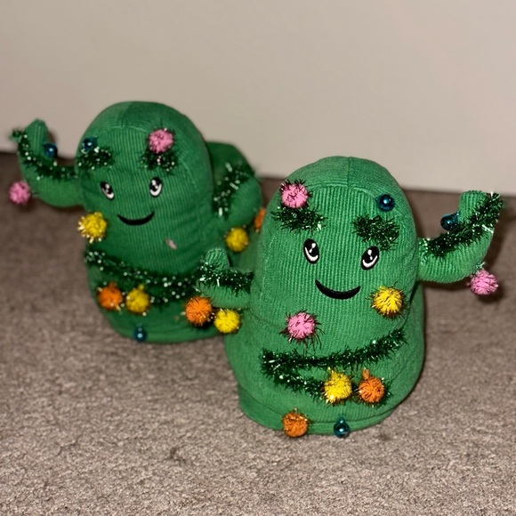 American Eagle Outfitters | Shoes | Christmas Cactus Slipper American ...